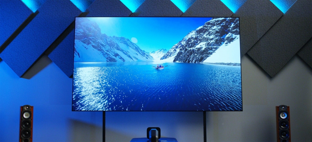 Aurora 8k - Ultra Short Throw Projection Screen - Elunevision