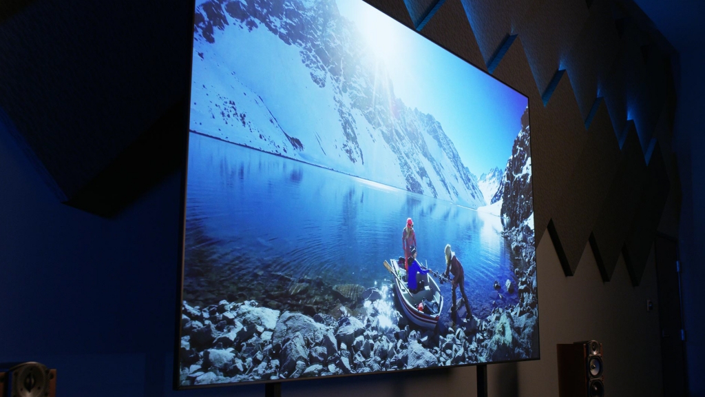 Aurora 8k - Ultra Short Throw Projection Screen - Elunevision